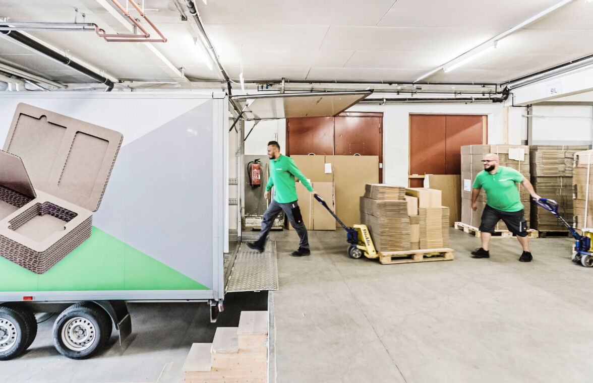 Hinter Boxen und Paletten - Optipac GmbH